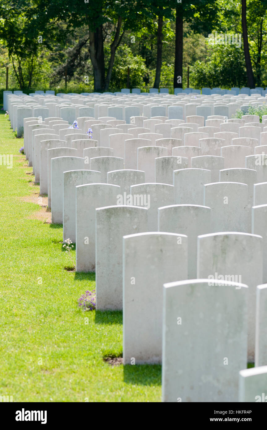 Rows of graves in the Etaples WW1 military cemetery Stock Photo - Alamy