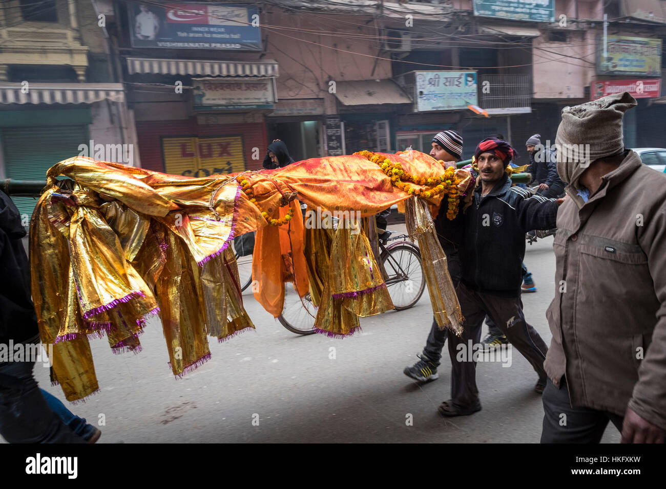 India, Varanasi, coffin transport Stock Photo - Alamy