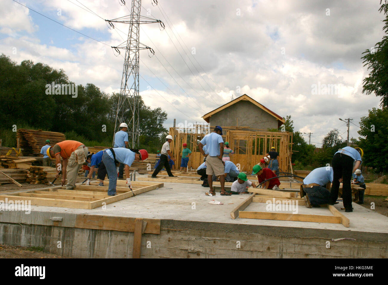 Volunteers building house hi-res stock photography and images - Alamy
