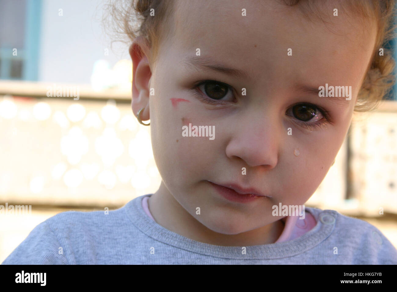 Little girl crying Stock Photo - Alamy