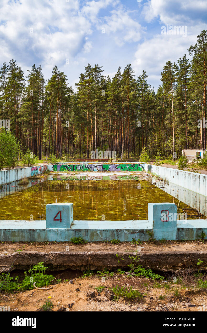 Abandoned overgrown outdoor swimming pool Stock Photo - Alamy