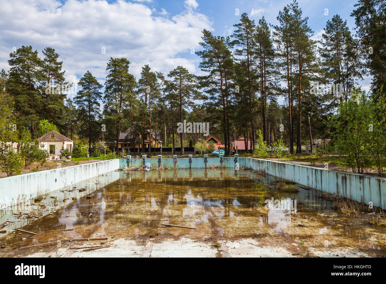 Overgrown swimming pool hi-res stock photography and images - Alamy