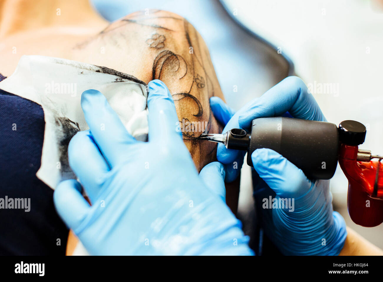 Female tattoo artist hi-res stock photography and images - Alamy