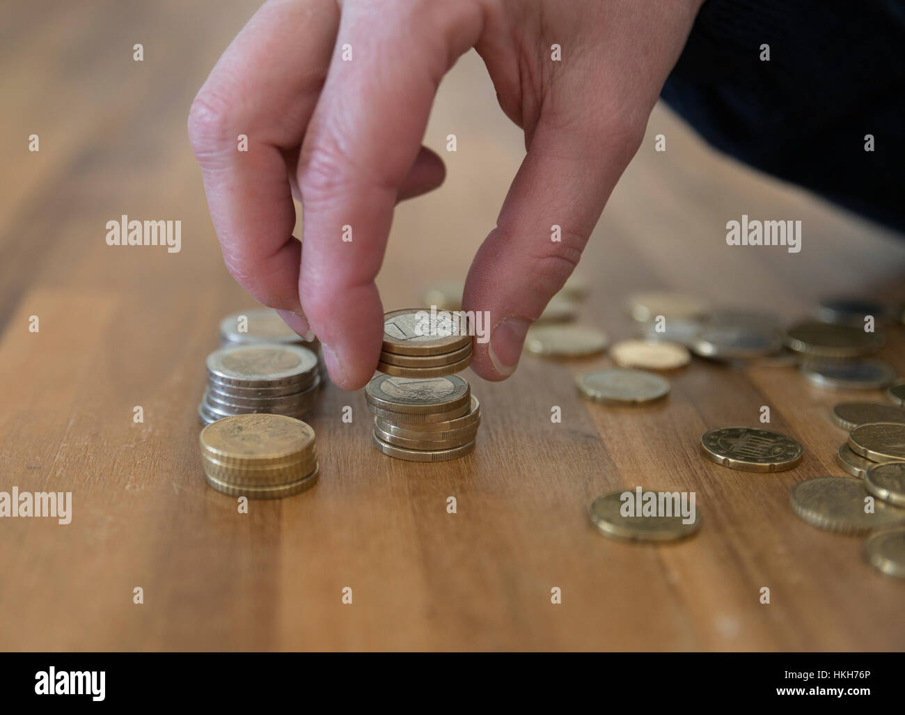 Human hand counting money hi-res stock photography and images - Alamy