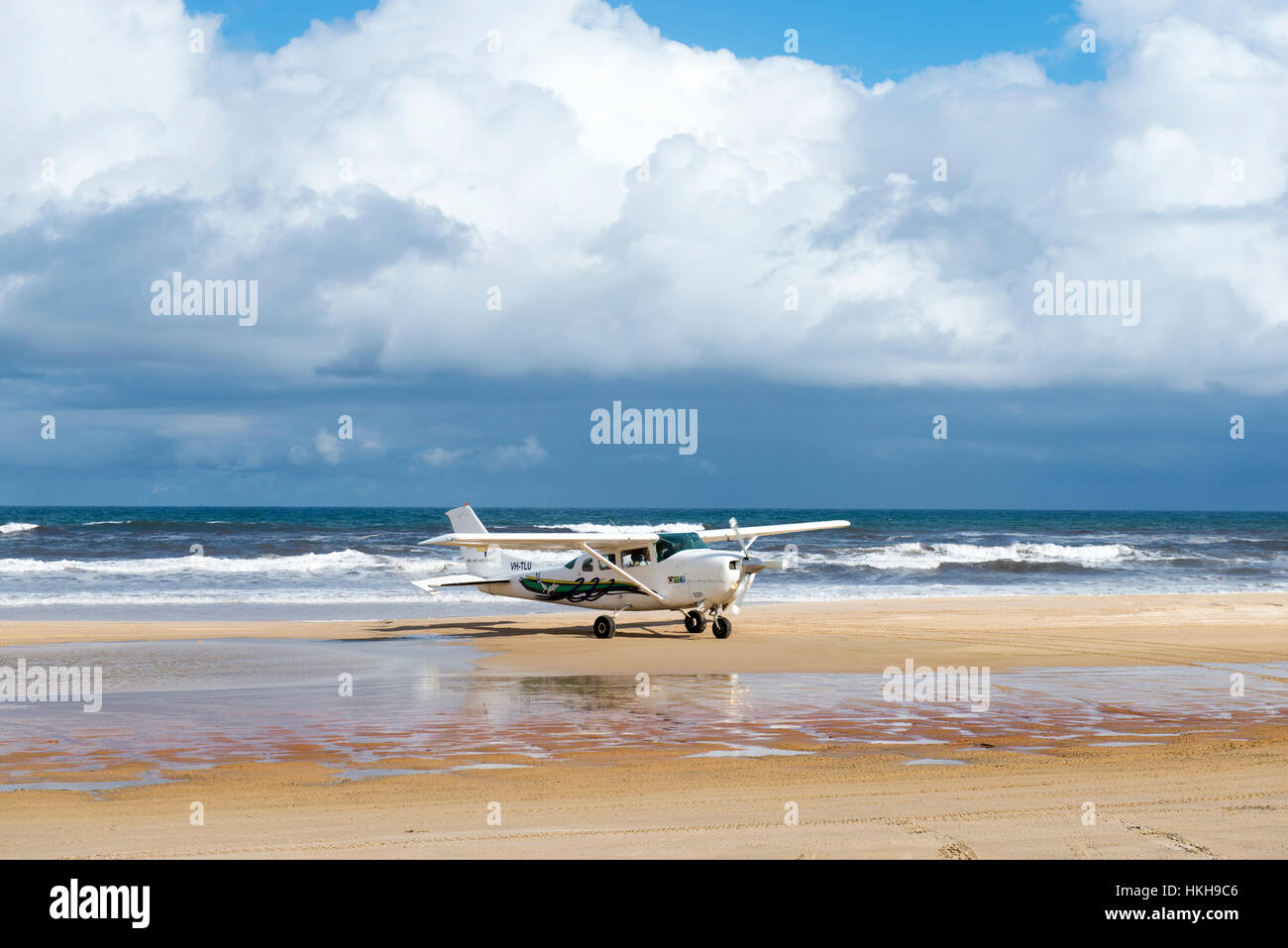 Airplane coastal landing hi-res stock photography and images - Alamy