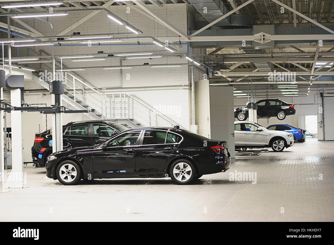 Car repair garage hi-res stock photography and images - Alamy