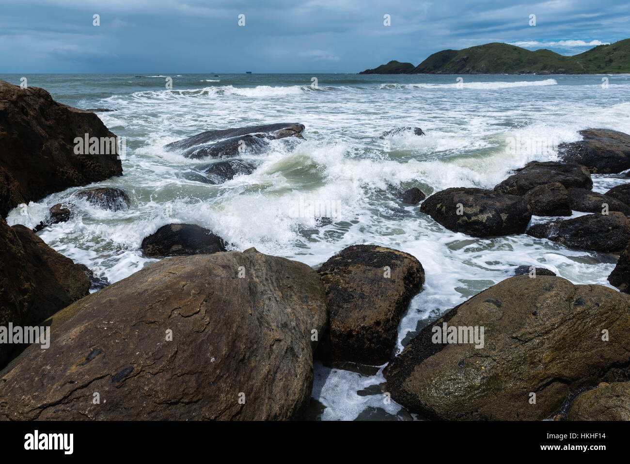 Clashing waves hi-res stock photography and images - Alamy