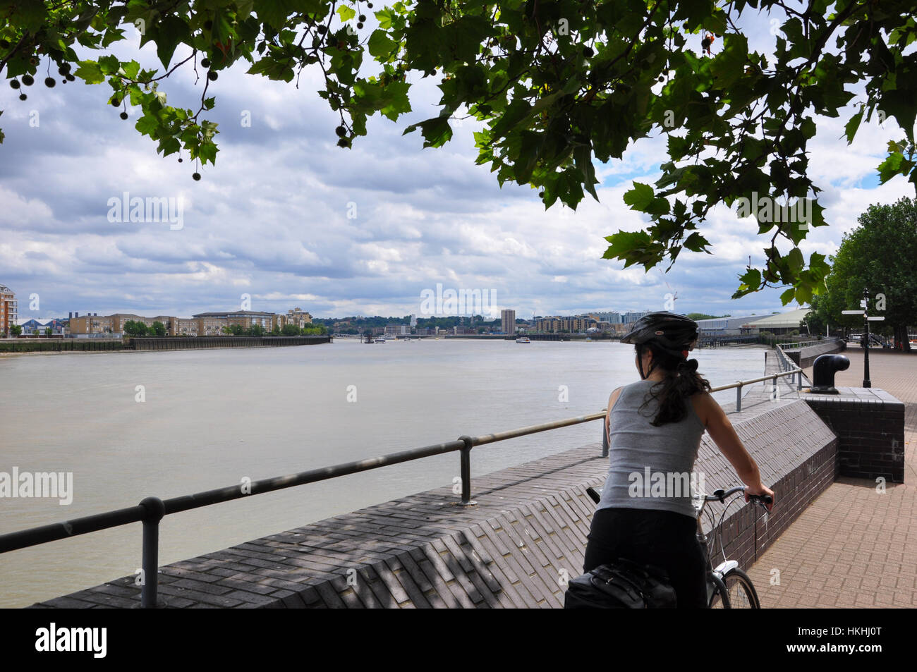 Cycling by river thames hi-res stock photography and images - Alamy