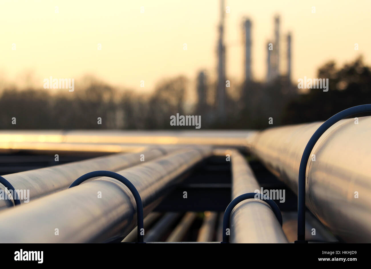 Heavy crude oil production hi-res stock photography and images - Alamy