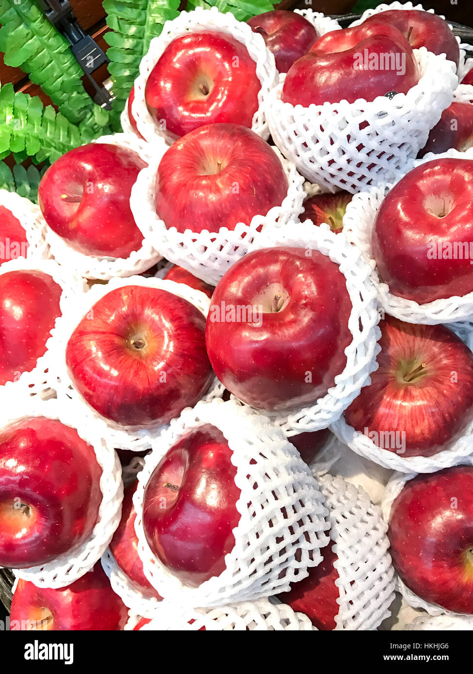 Closed up pile of apple in the food market Stock Photo - Alamy