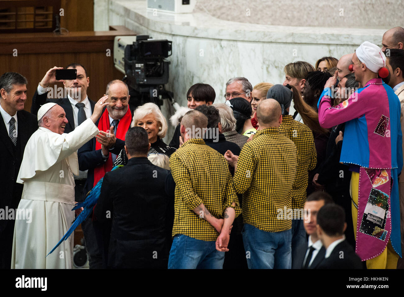 Pope Francis greets the members of the Golden Circus in the Paul VI ...