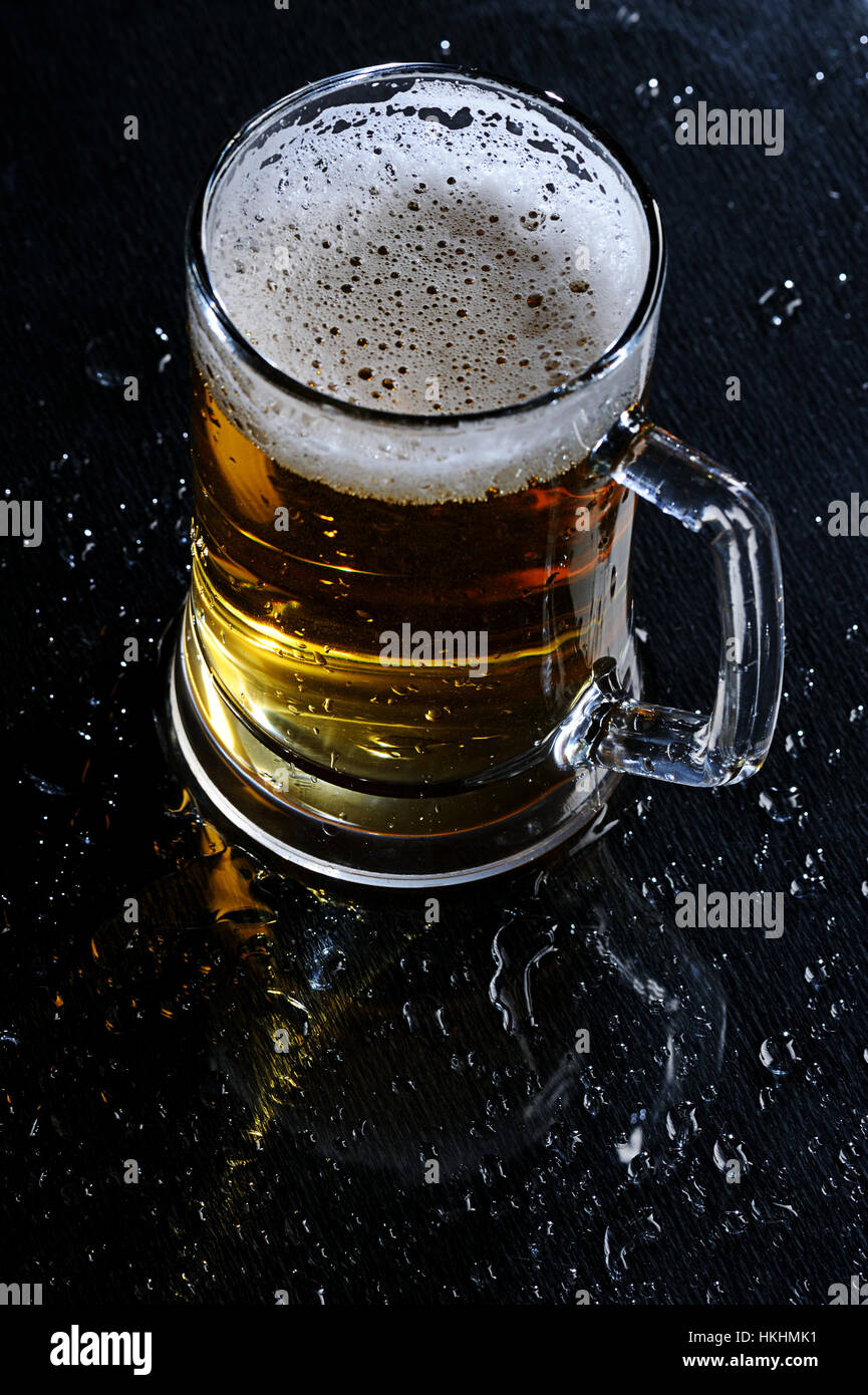 Empty beer glass table hi-res stock photography and images - Alamy