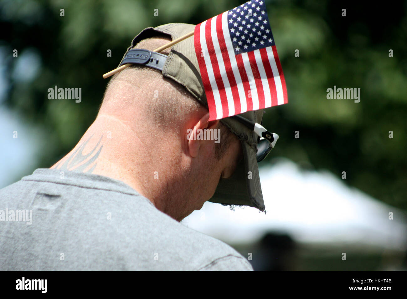 Man wearing American flag attached to his cap Stock Photo - Alamy