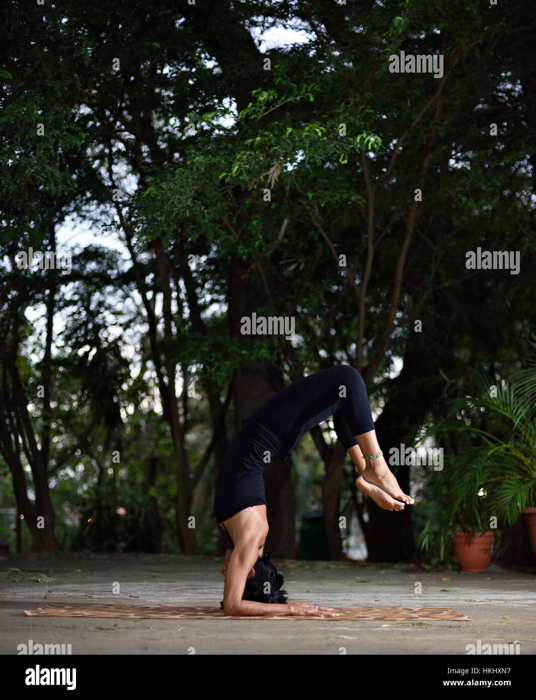 Yoga head stand hi-res stock photography and images - Alamy