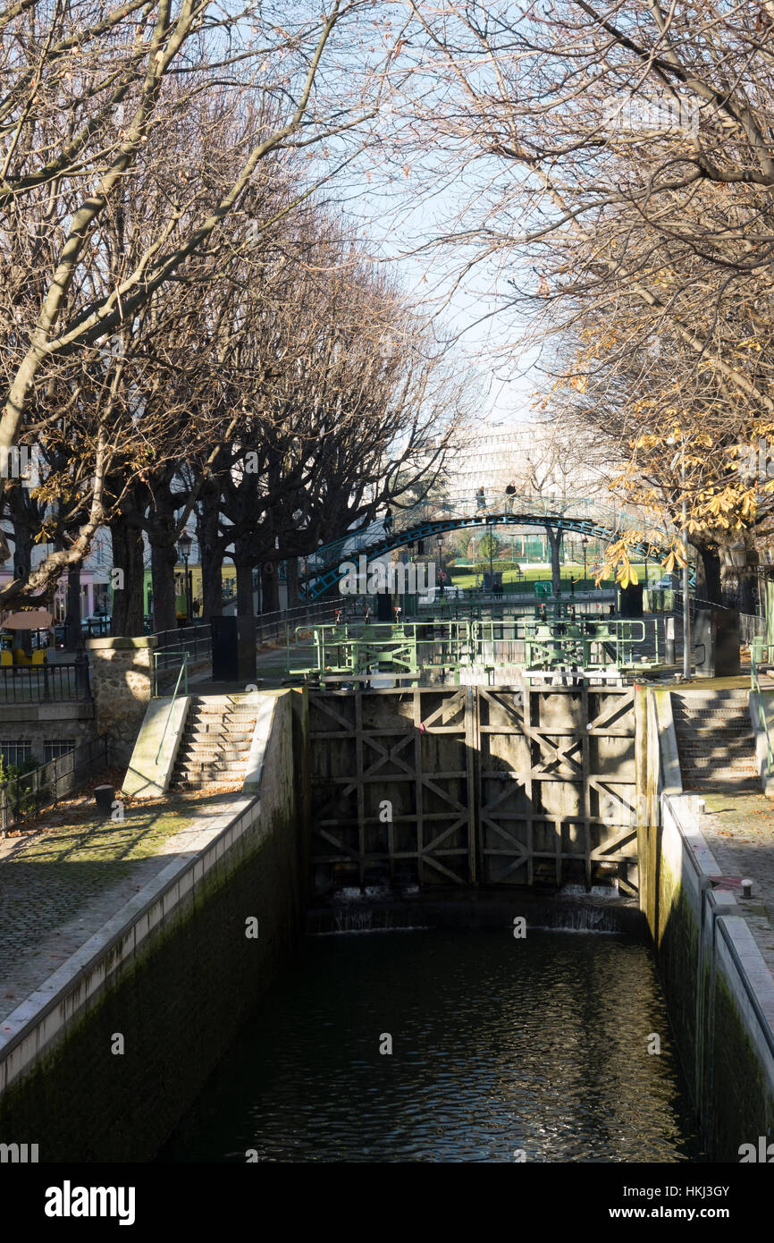 Canal st martin lock hi-res stock photography and images - Alamy
