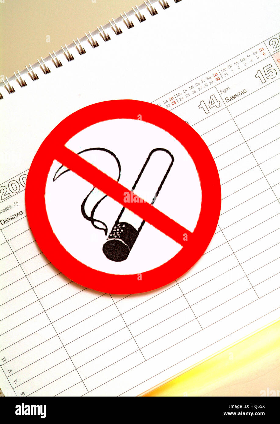 Sign Stop smoking on calendar Stock Photo - Alamy