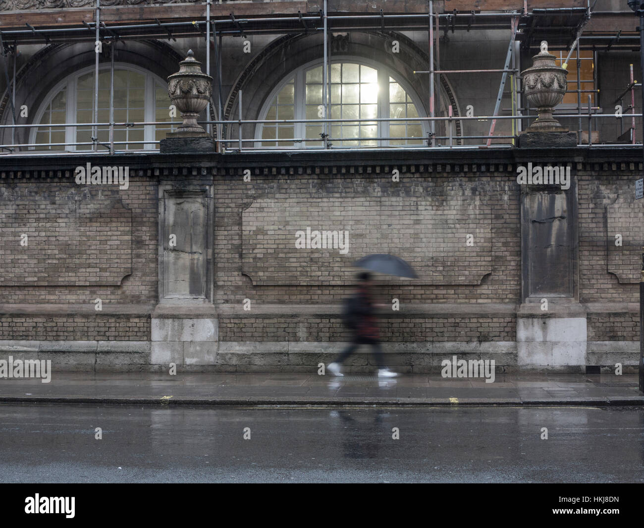 Rushing to work in the rain Stock Photo - Alamy