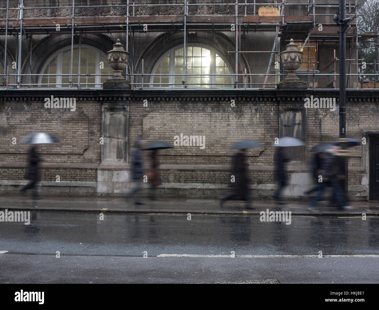 Rushing to work in the rain Stock Photo - Alamy