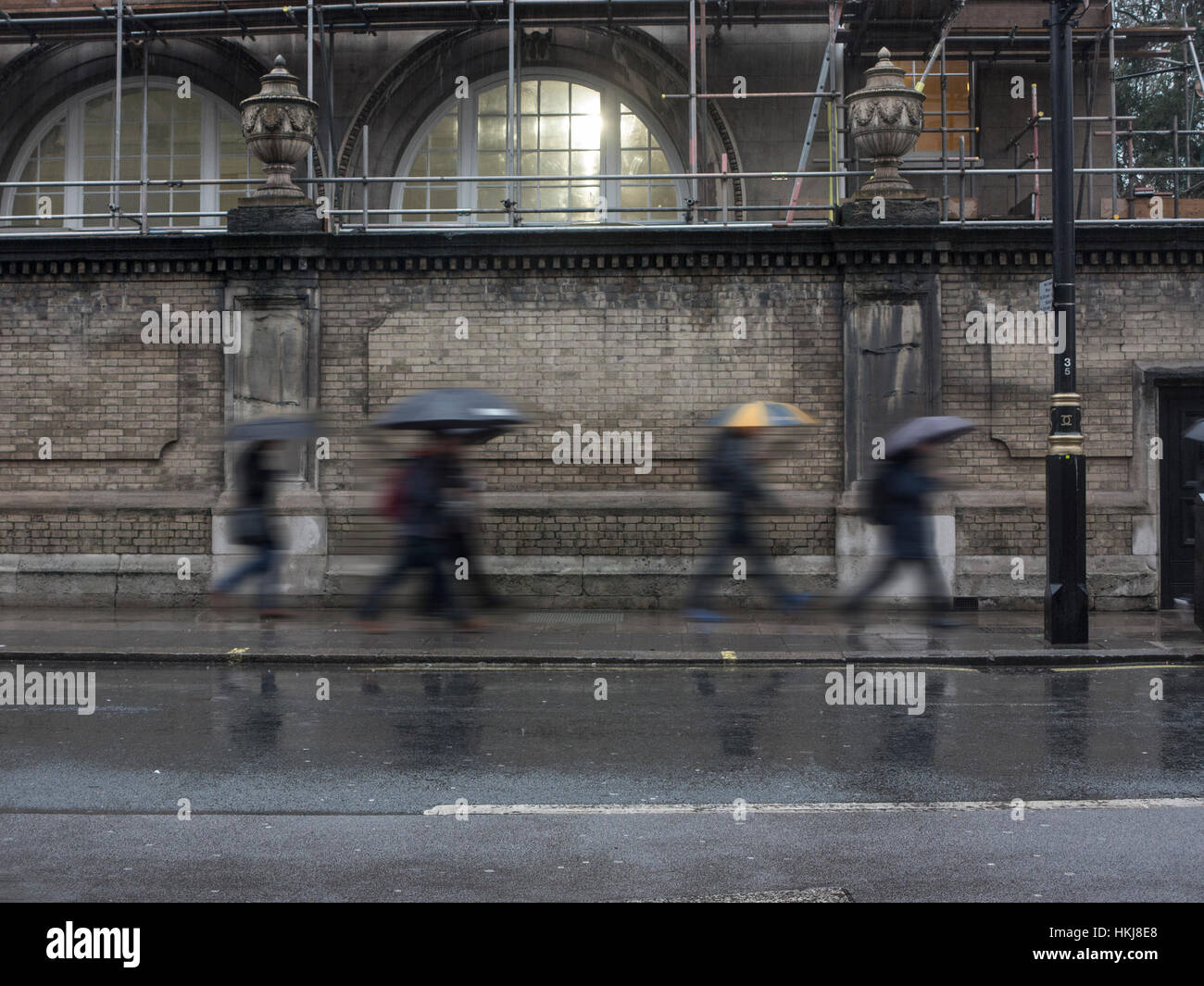 Rushing to work in the rain Stock Photo - Alamy