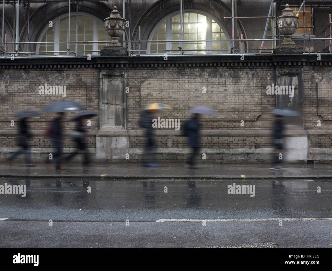 Rushing to work in the rain Stock Photo - Alamy