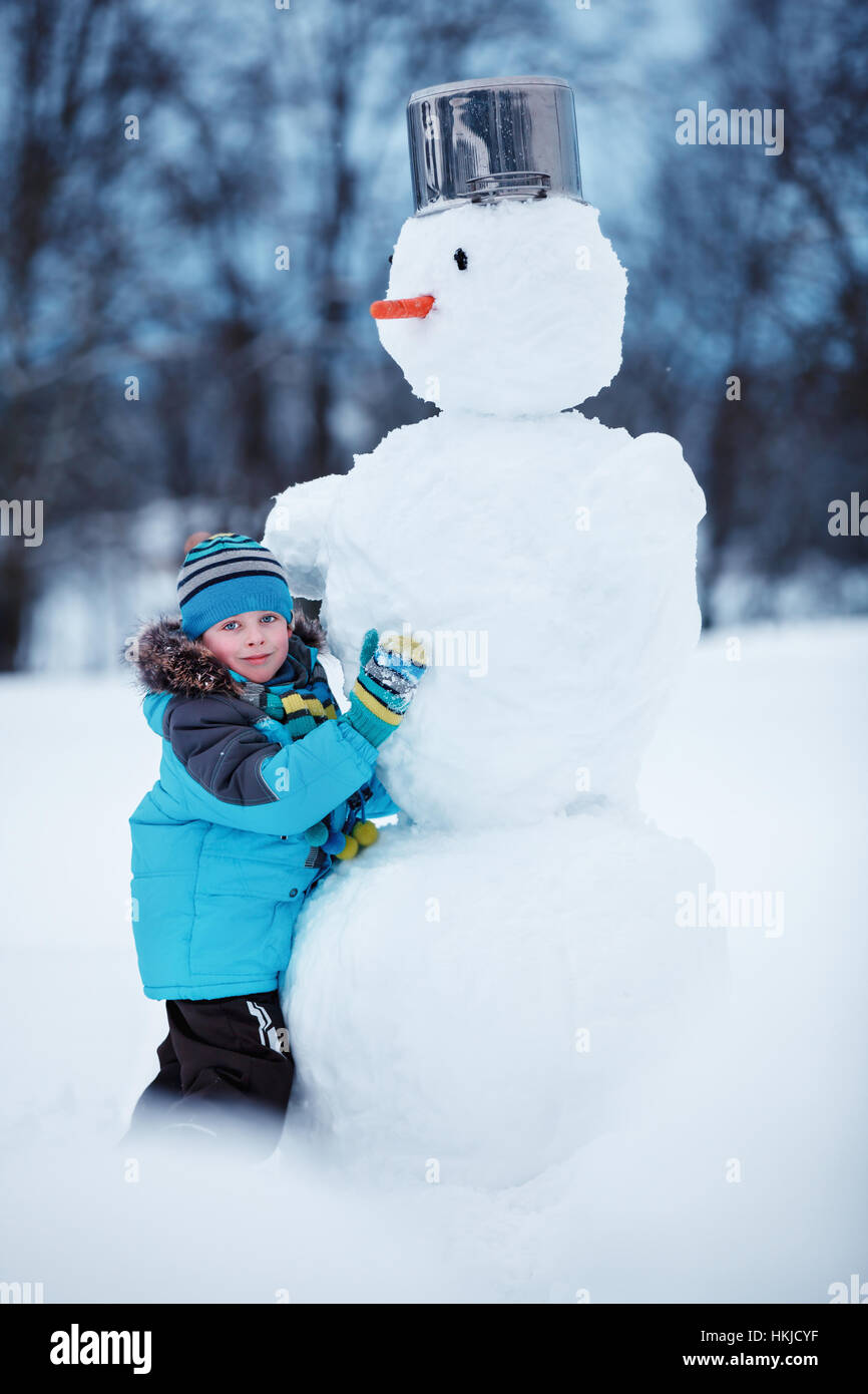 Little boy making a snowman Stock Photo - Alamy