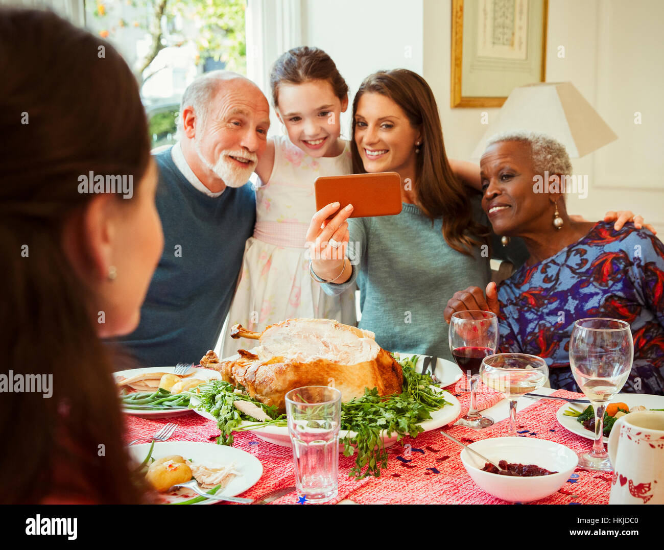 Family eating dinner around table hi-res stock photography and images ...