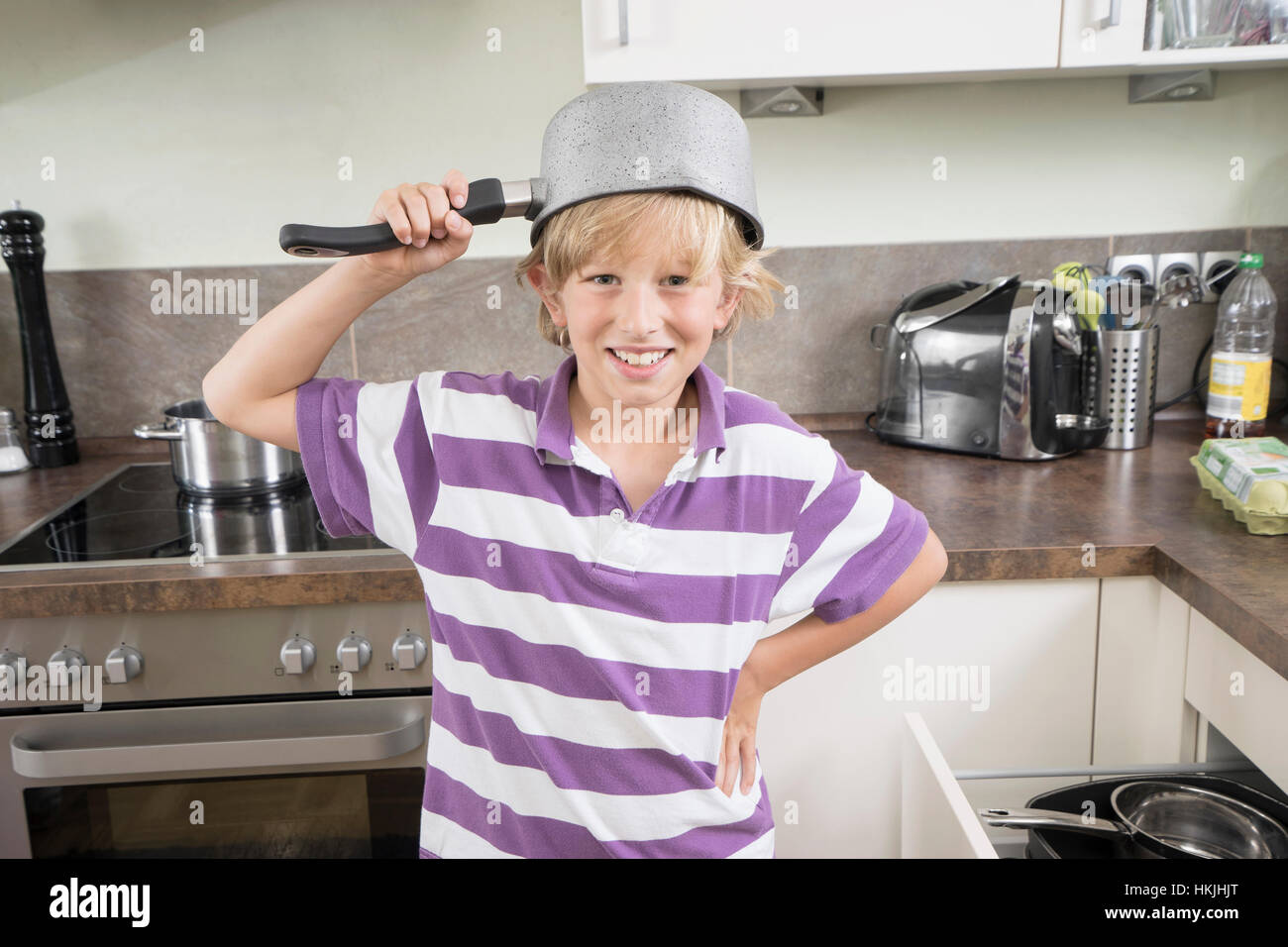 Child and saucepan and head hi-res stock photography and images - Alamy