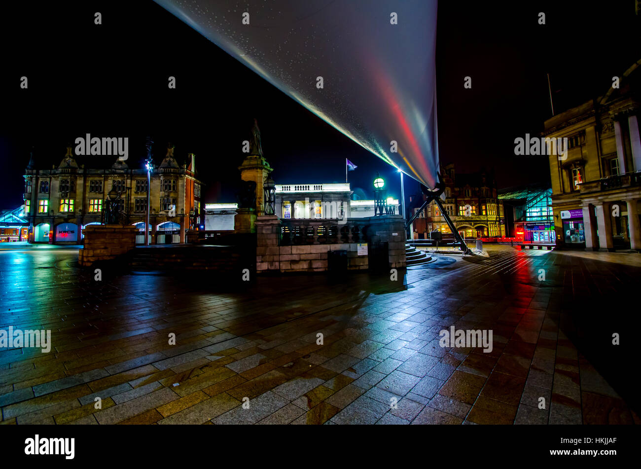 Hull blade sculpture night Stock Photo - Alamy