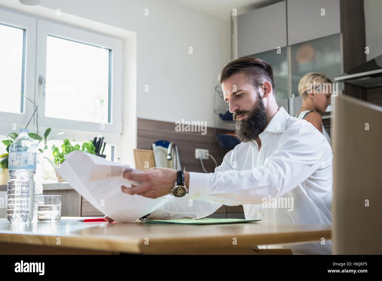 Woman man couple documents hi-res stock photography and images - Alamy