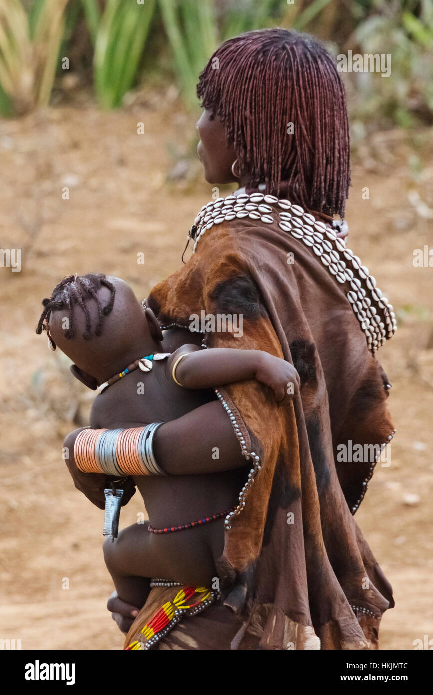 Baby mother village tribe hi-res stock photography and images - Alamy