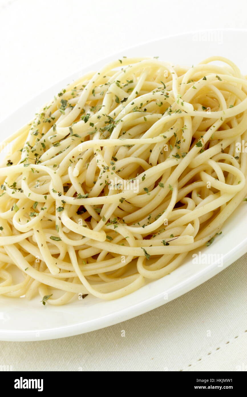 delicious italian plain spaghetti with italian herbs fresh butter and ...