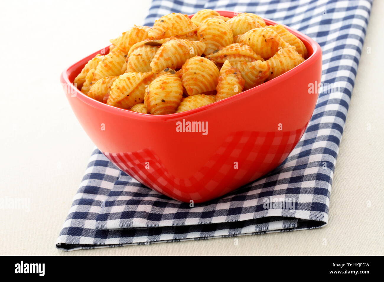 Big pasta shells hi-res stock photography and images - Alamy