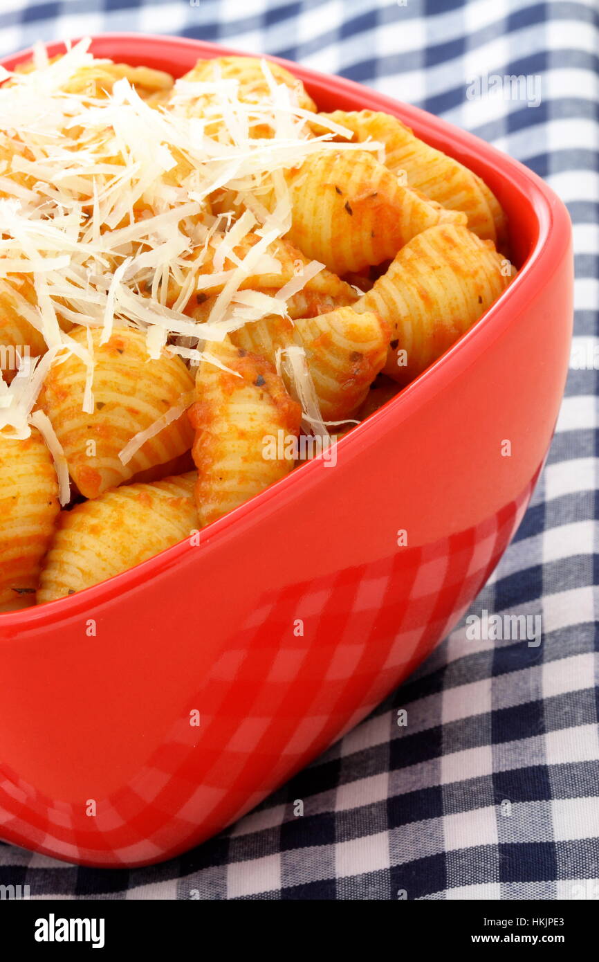 Big pasta shells hi-res stock photography and images - Alamy