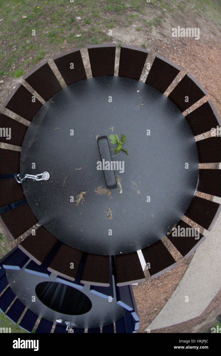 Garbage can and recycling can Stock Photo - Alamy