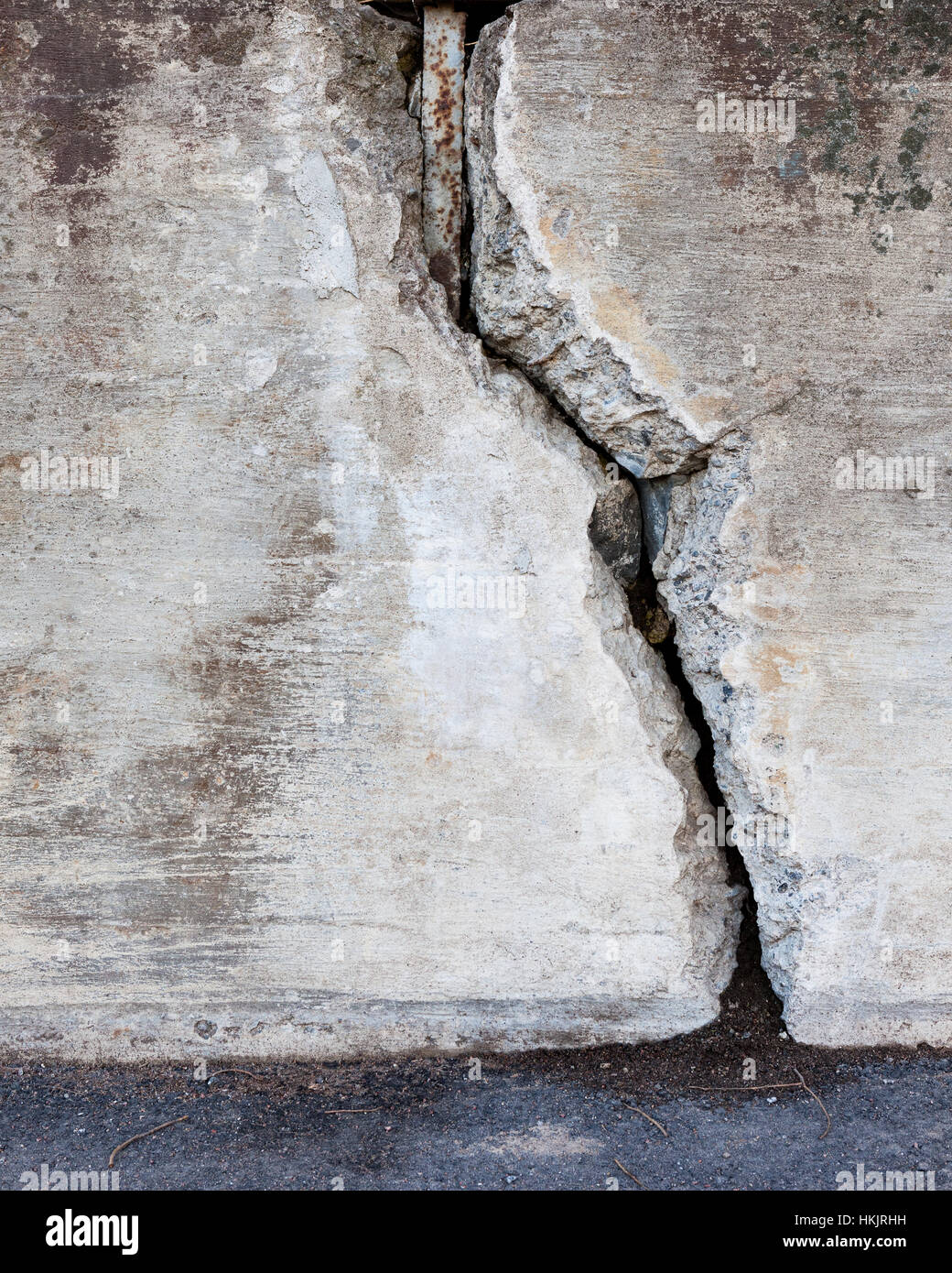 Big crack in concrete wall Stock Photo - Alamy
