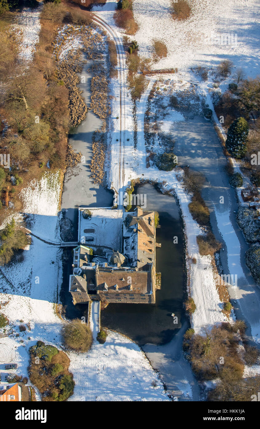 Castle Schloss Höllinghofen in winter, ice, winter light, Arnsberg ...