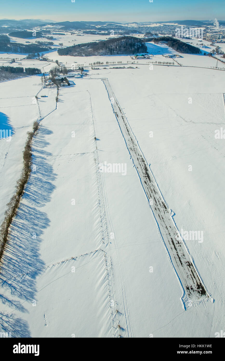 Flugplatz Brilon im Schnee, Landebahn, Brilon, Sauerland Stock Photo ...