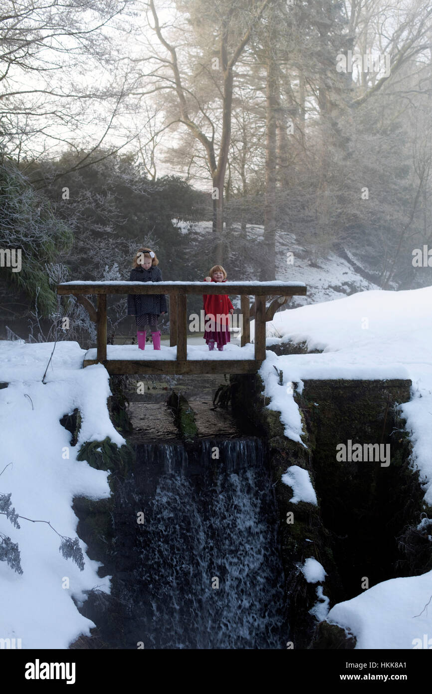 Cold children freezing outside hi-res stock photography and images - Alamy