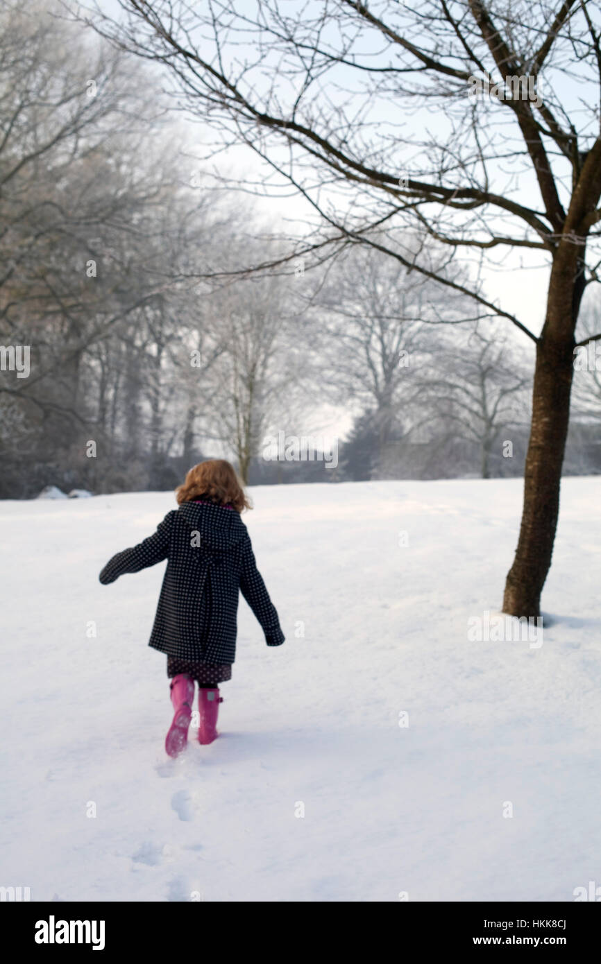 Cold children freezing outside hi-res stock photography and images - Alamy