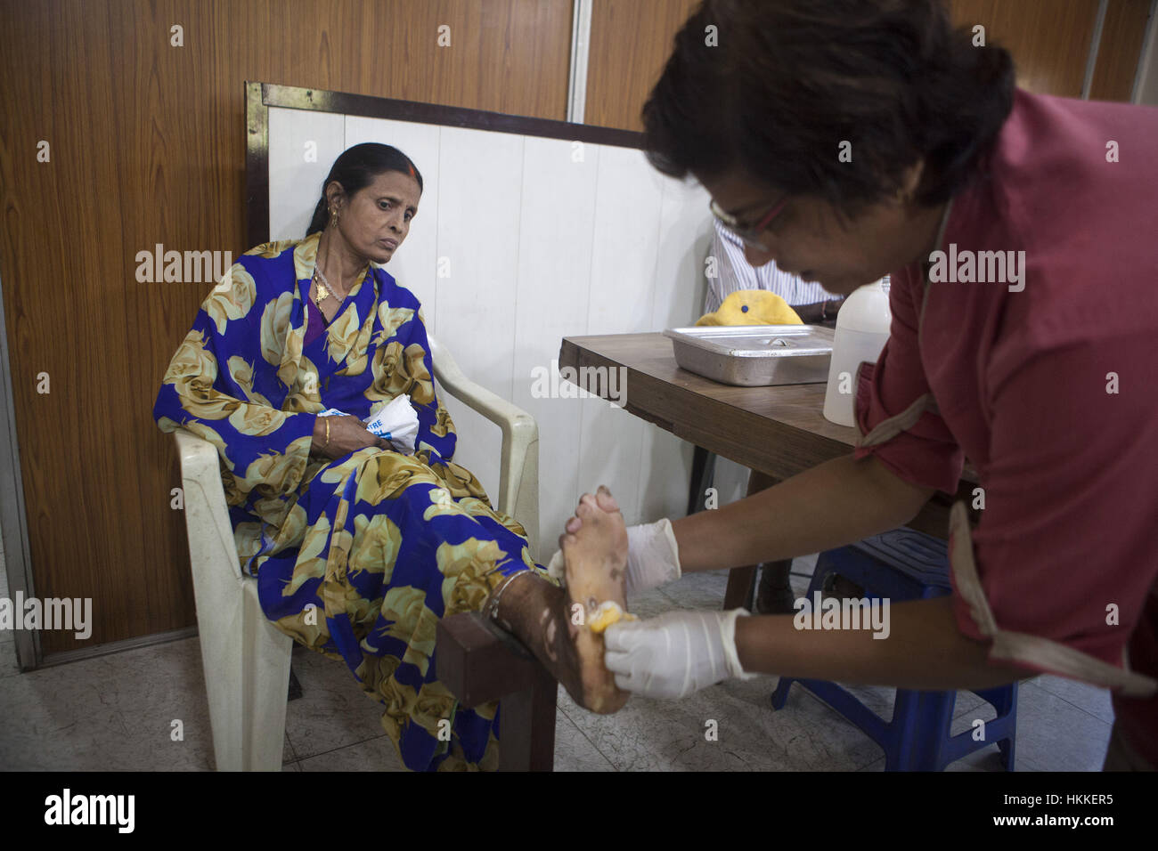 Mumbai, India. 27th Jan, 2017. 27 Jan 2017 - Mumbai, INDIA:.A patient ...