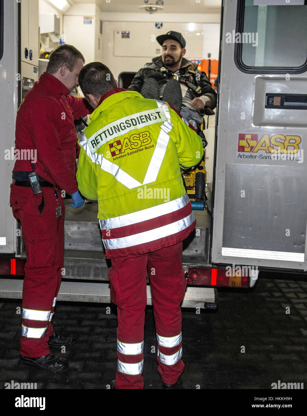 Berlin, Germany. 26th Jan, 2017. Paramedics, doctors and nureses take ...