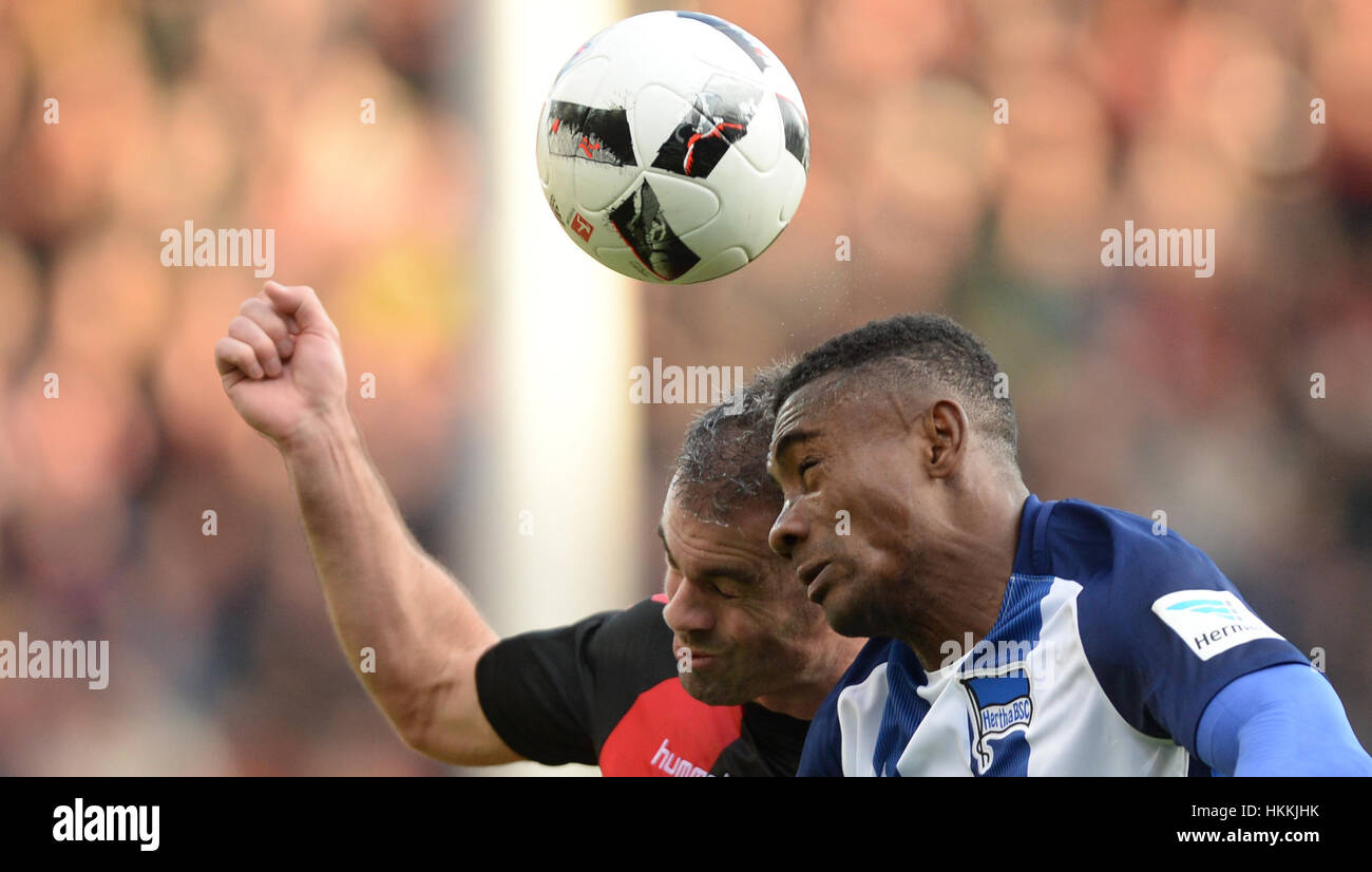 Freiburg, Germany. 29th Jan, 2017. Freiburg's Marc Torrejon (l) and ...