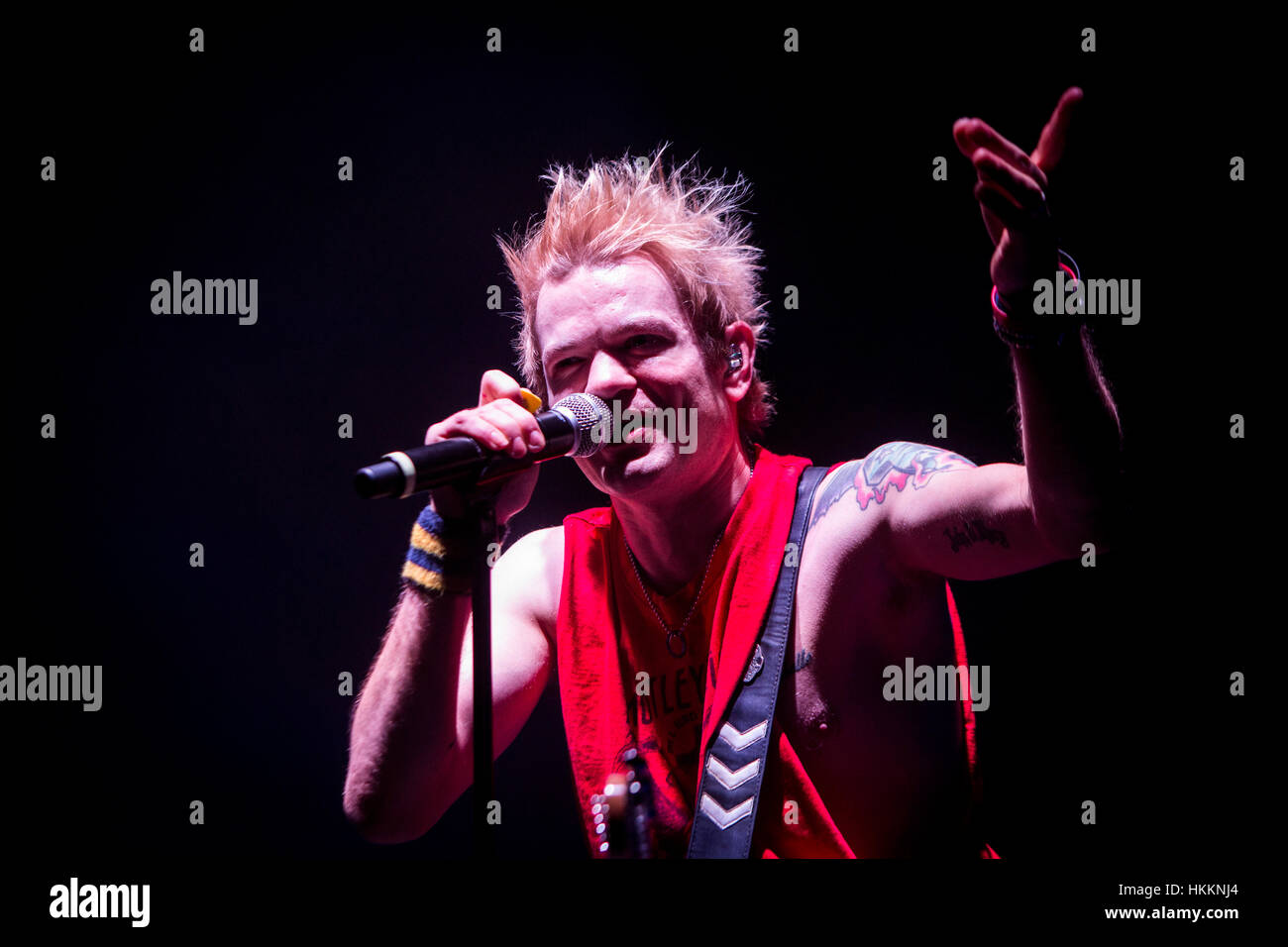 Sum 41 guitarist hi-res stock photography and images - Alamy