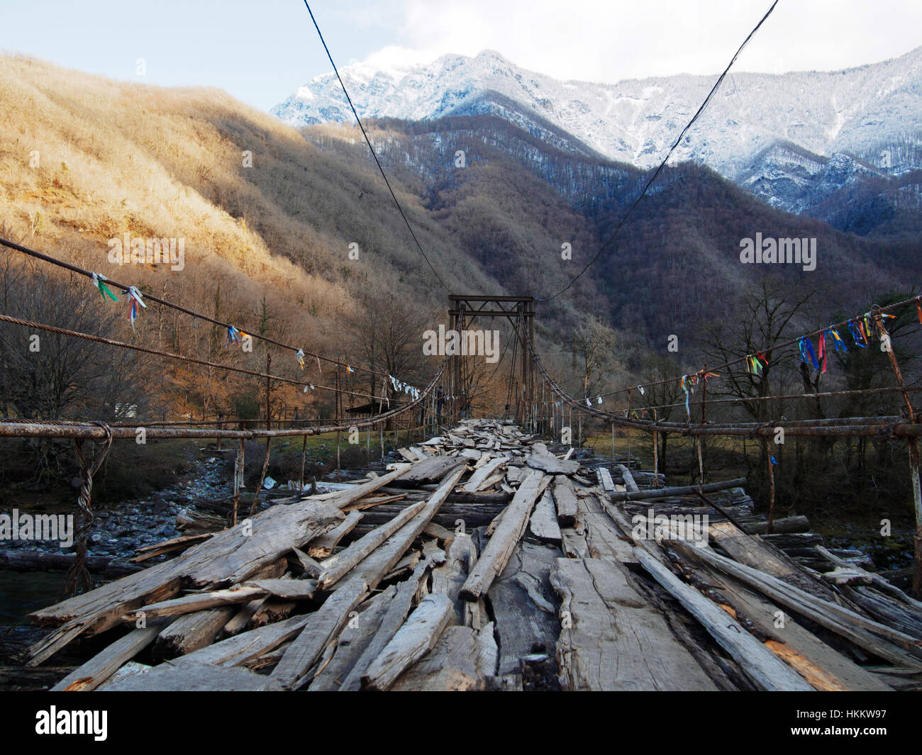 Rope bridge over rocks hi-res stock photography and images - Alamy