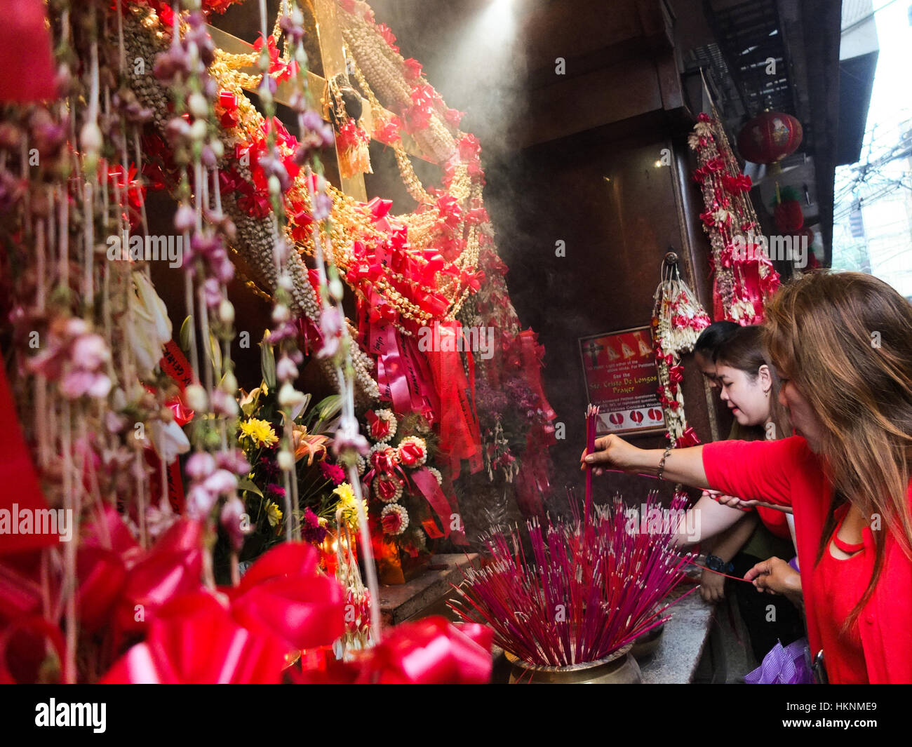 Manila, Philippines. 28th Jan, 2017. Filipino Chinese, light incense ...