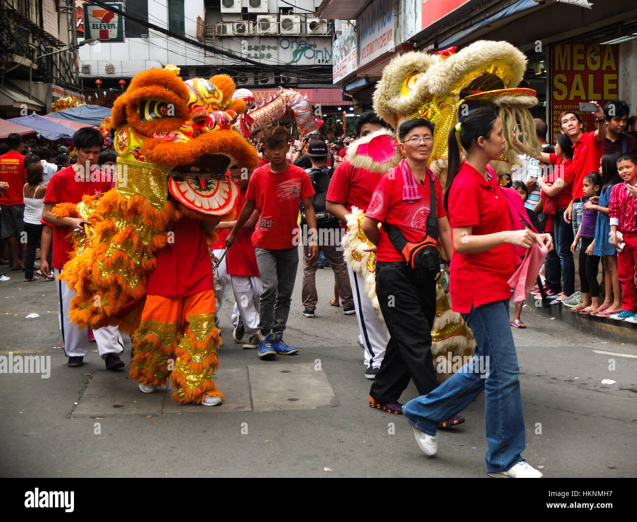 Manila, Philippines. 28th Jan, 2017. Chine Dragon Dance troupe paraded ...