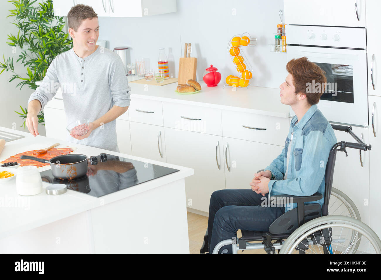 Disabled people cooking hi-res stock photography and images - Alamy