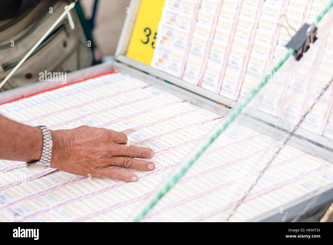 Arcade prize counter hi-res stock photography and images - Alamy