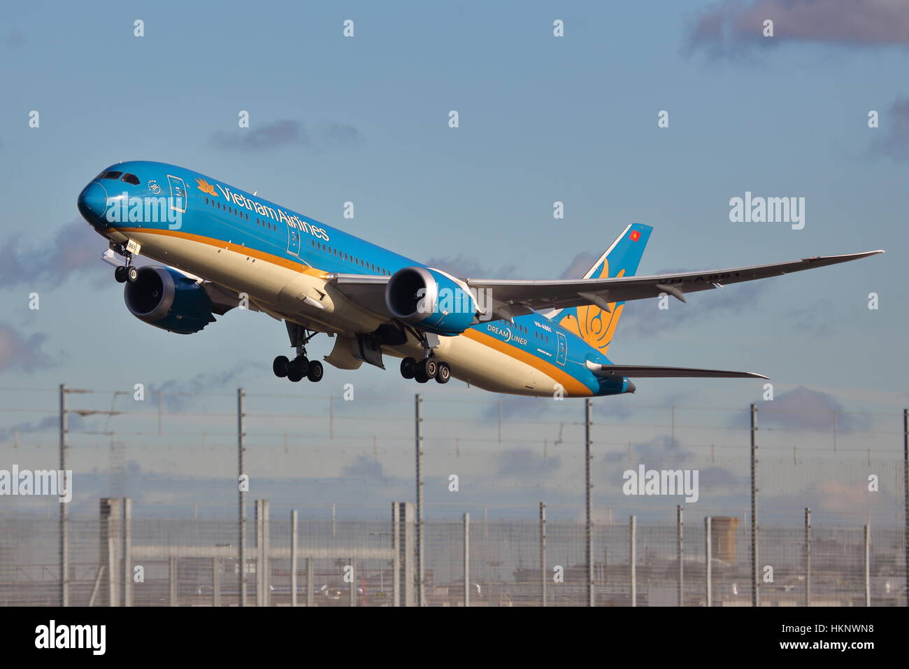 Vietnam Airlines Boeing 787-9 VN-A861 Dreamliner departing from London ...