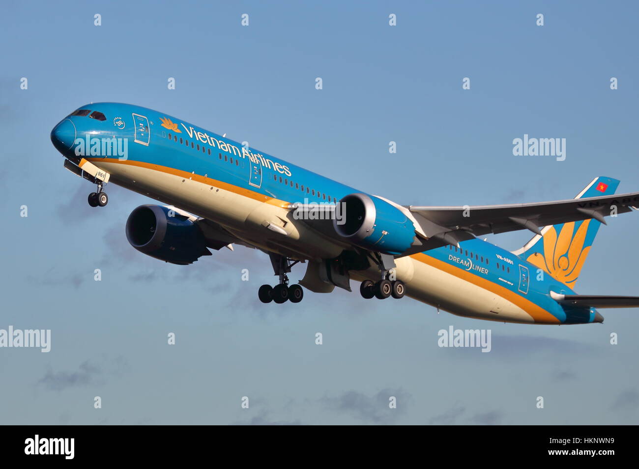 Vietnam Airlines Boeing 787-9 VN-A861 Dreamliner departing from London ...